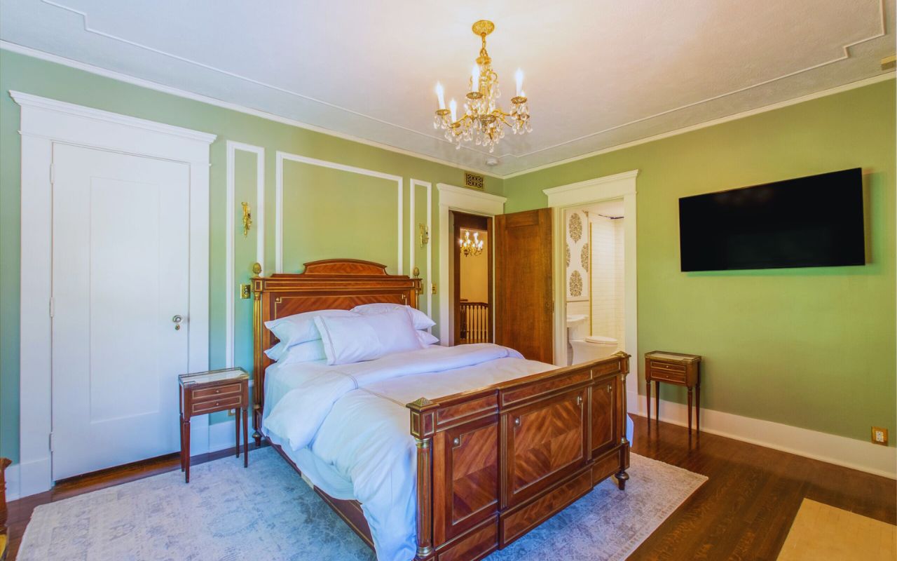 Alvera Room - Martha's Bed & Breakfast