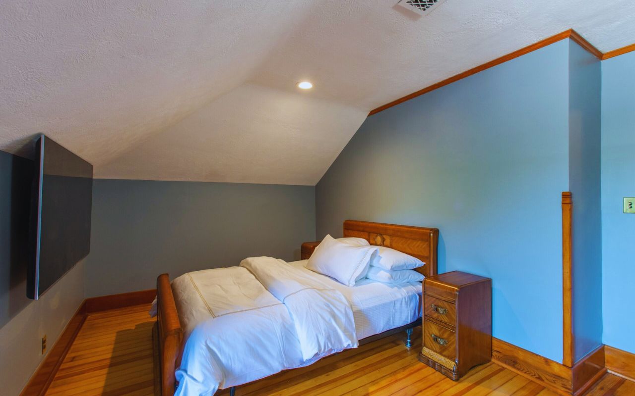 Marilyn Room - Martha's Bed & Breakfast