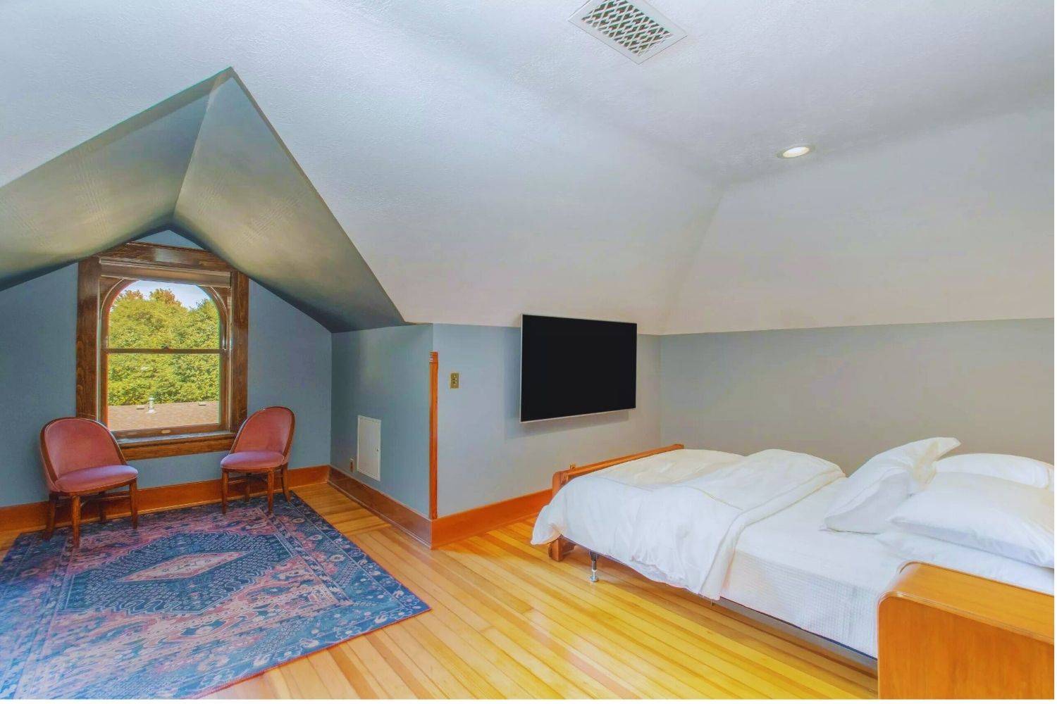 Marilyn Room – Martha's Bed & Breakfast